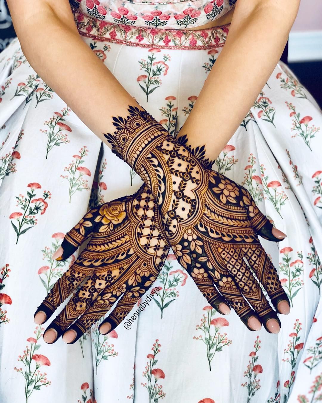 Bookmark These 15+ Best Back Of The Hand Bridal Mehendi Designs For ...
