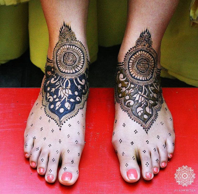 20 Minimalistic Mehndi Designs For Your Feet | WedMeGood