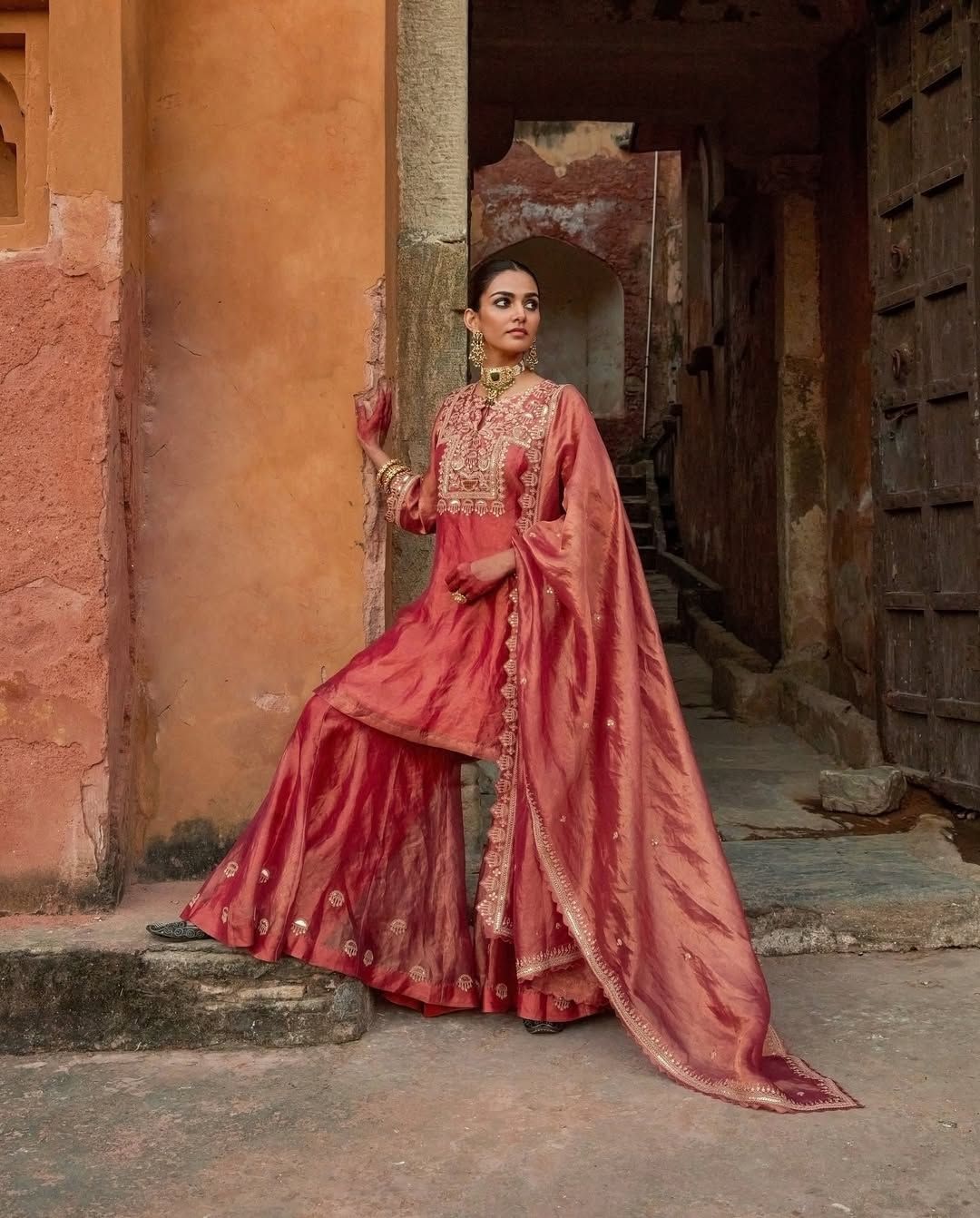 Lehenga & Outfit Labels Mothers Of Brides and Grooms Will Absolutely ...