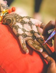 #NewTrend: Mehendi With Lots of Empty Spaces!, | WedMeGood