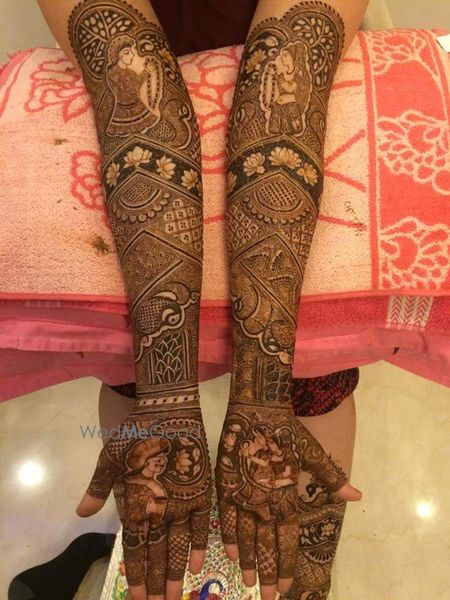 Photo of Simple jaali mehendi design on a bridal foot