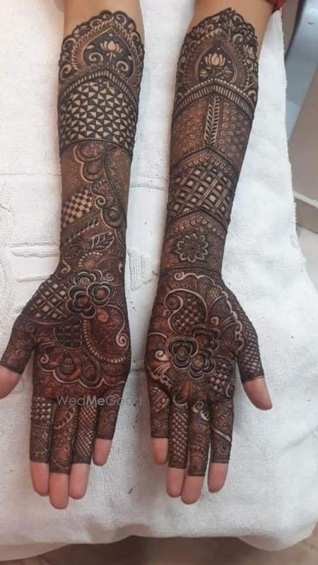 Photo of Simple jaali mehendi design on a bridal foot