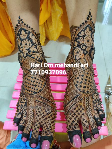 Photo of Simple jaali mehendi design on a bridal foot