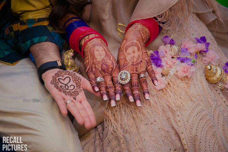 Photo of Cute parents caricatures as a bridal mehendi designs