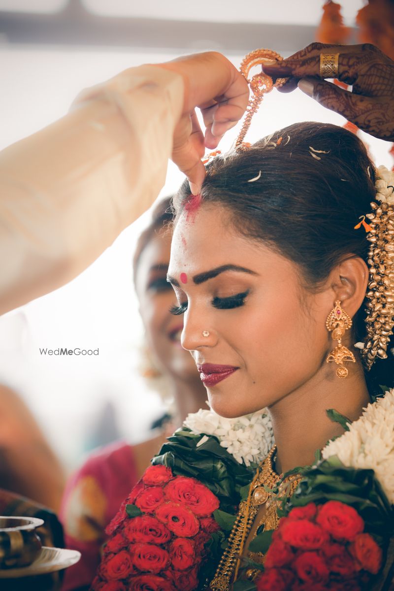 Photo of A south Indian bride getting sindoor in her head
