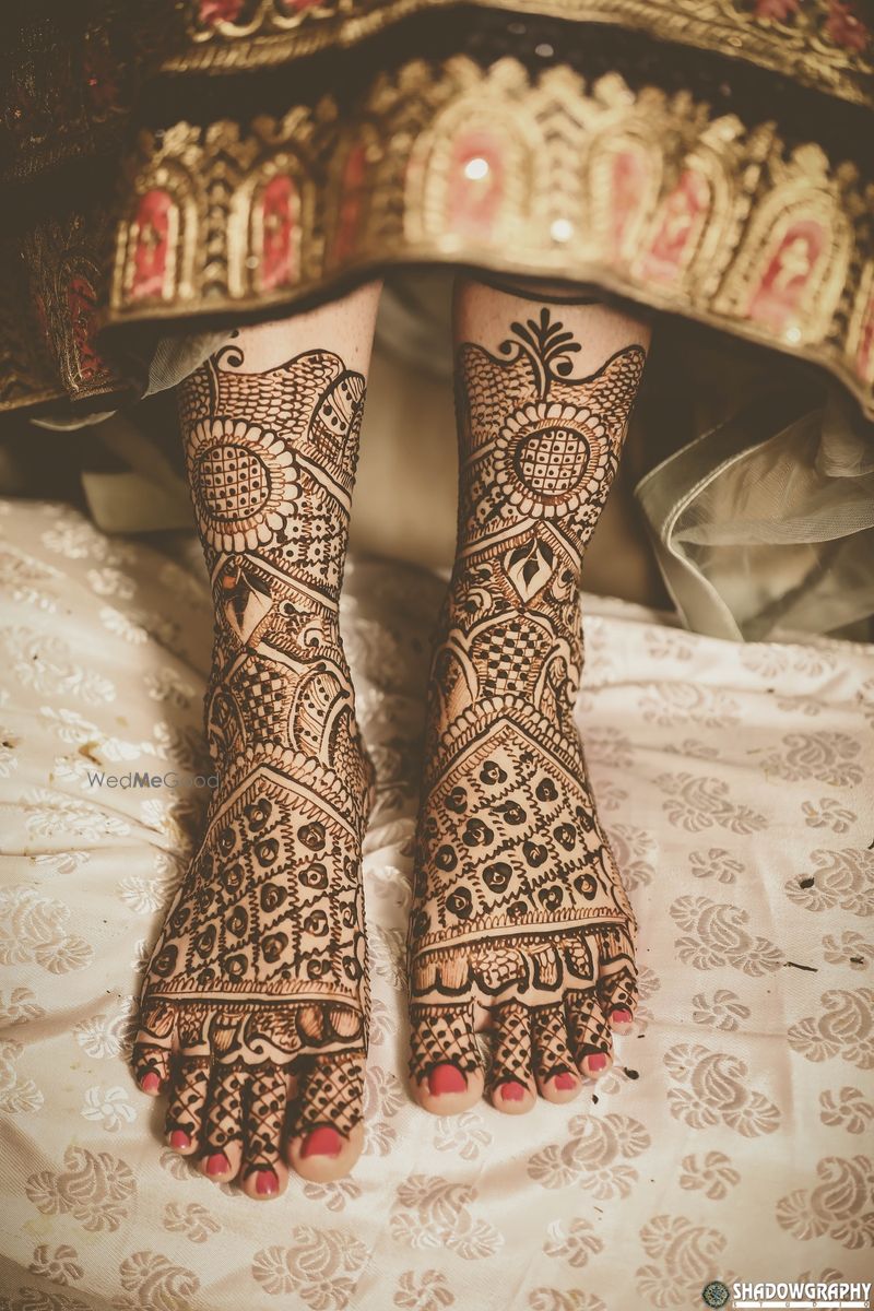 Photo of A beautiful feet mehndi design.