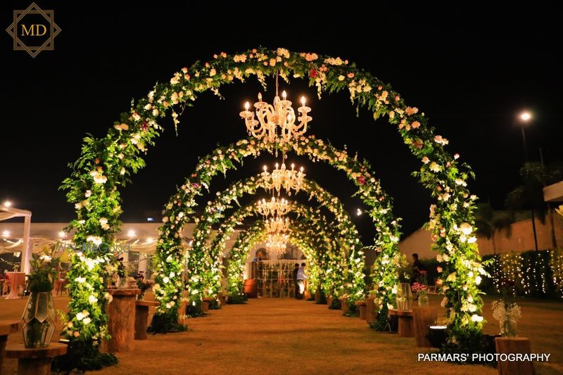Photo of floral circular entrance decor idea