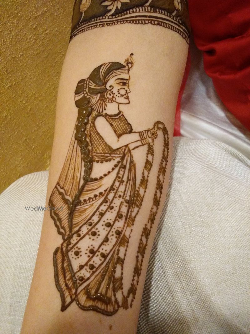 Photo of Mehendi design with full bridal portrait